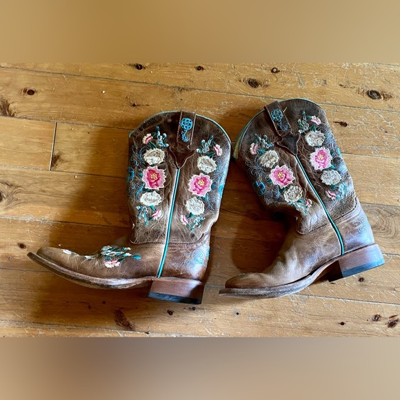 Macie Bean | Shoes | Macie Bean Rose Garden Square Toe Distressed ...